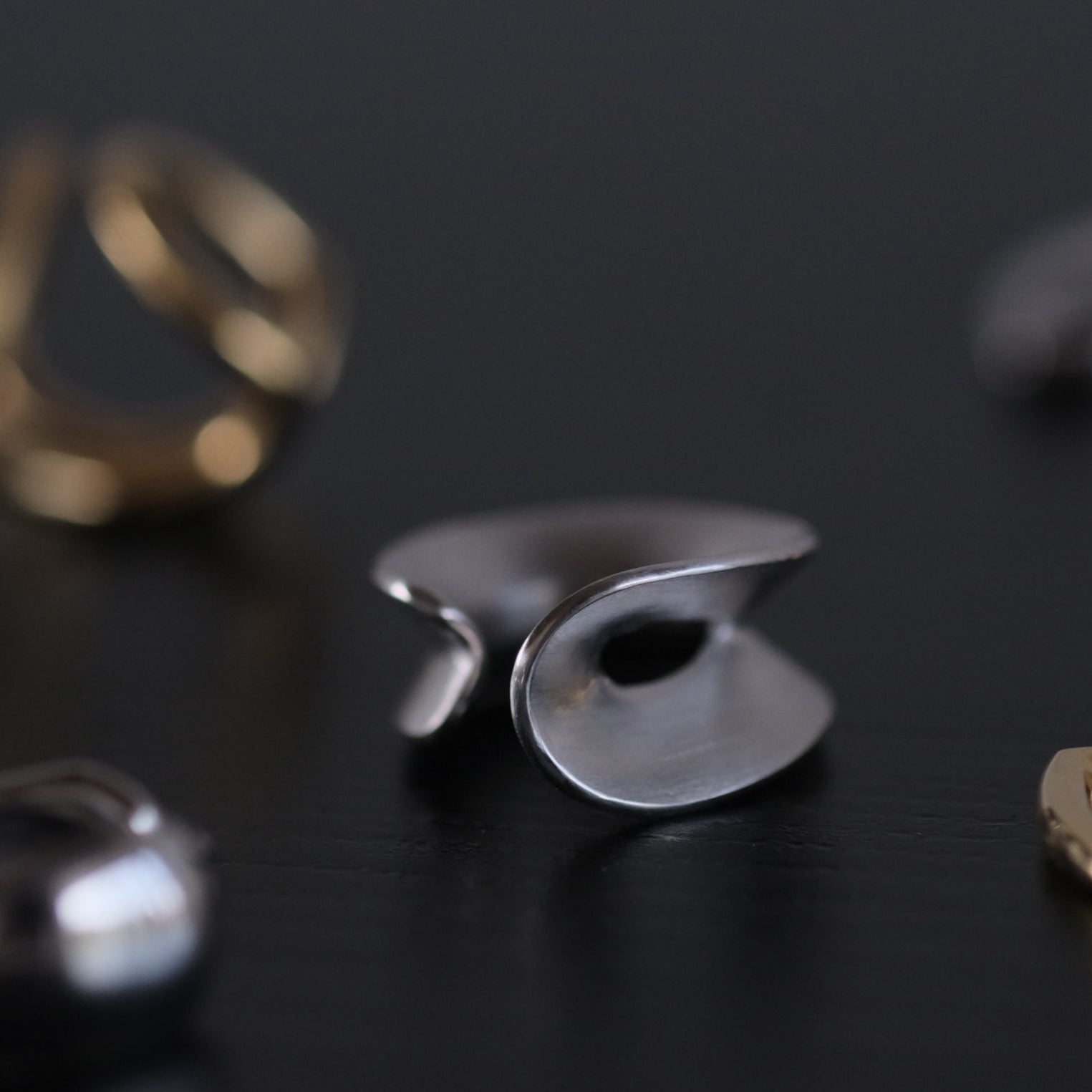 revie objects：FLOW coil ear cuff FL2-03